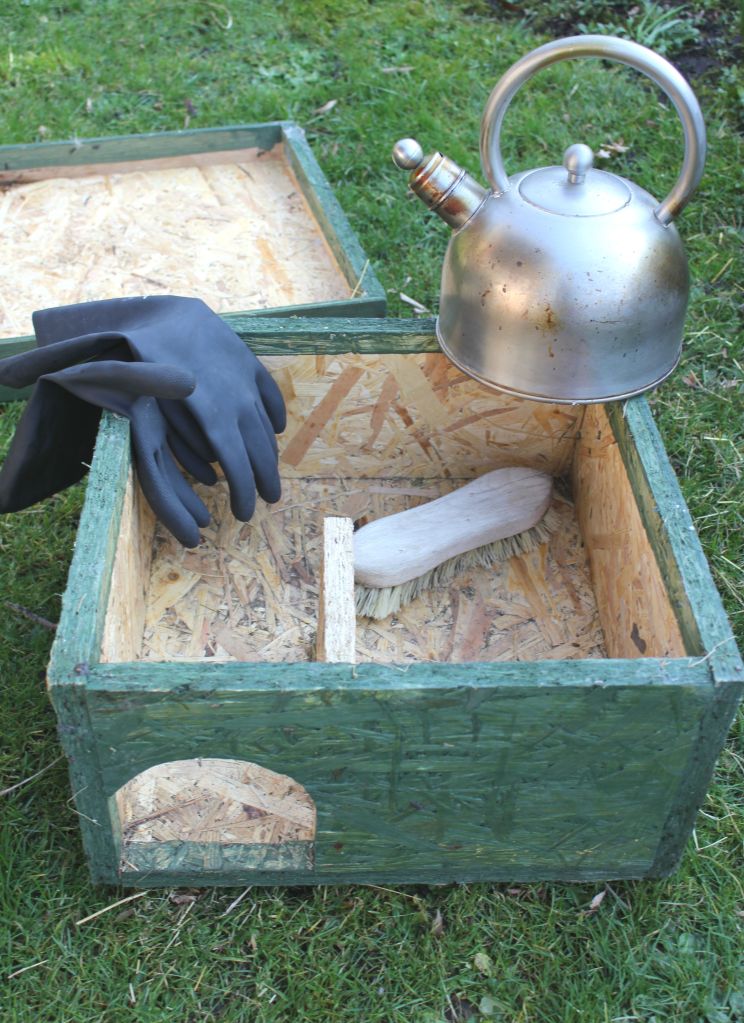Cleaning hedgehog boxes – Little Silver Hedgehog